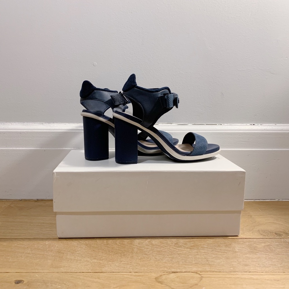 [Lacoste] Black Leather Velcro Sandals Pumps - Gem